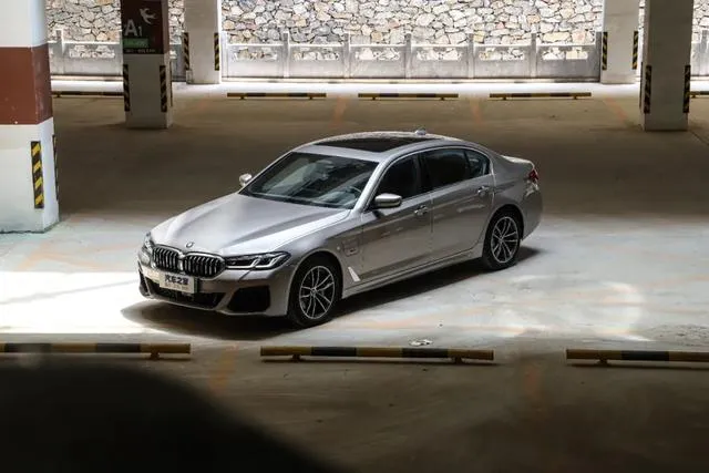 寶馬535Le:這車百公里油耗1個多，軸距超3米，後排加長能翹二郎腿 – PCNow