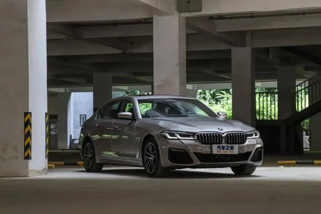 寶馬535Le:這車百公里油耗1個多，軸距超3米，後排加長能翹二郎腿 – PCNow