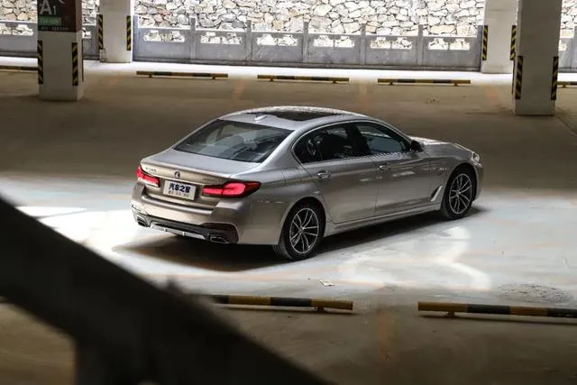 寶馬535Le:這車百公里油耗1個多，軸距超3米，後排加長能翹二郎腿 – PCNow